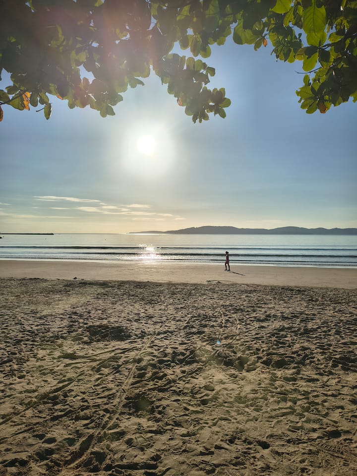 Apê A 100 M Da Praia Em Itapema • Ar + Wi-fi • - Itapema