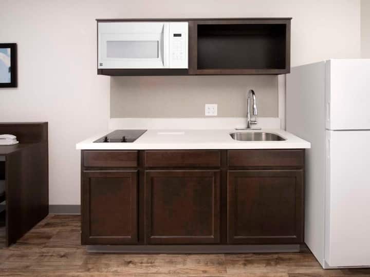 Pet Friendly Queen Suite W/ Kitchen, Gym & Laundry - Newnan, GA