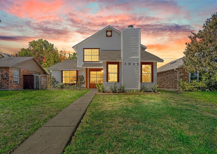 Bright & Inviting Rowlett Home-steps From Outdoors - Rowlett, TX