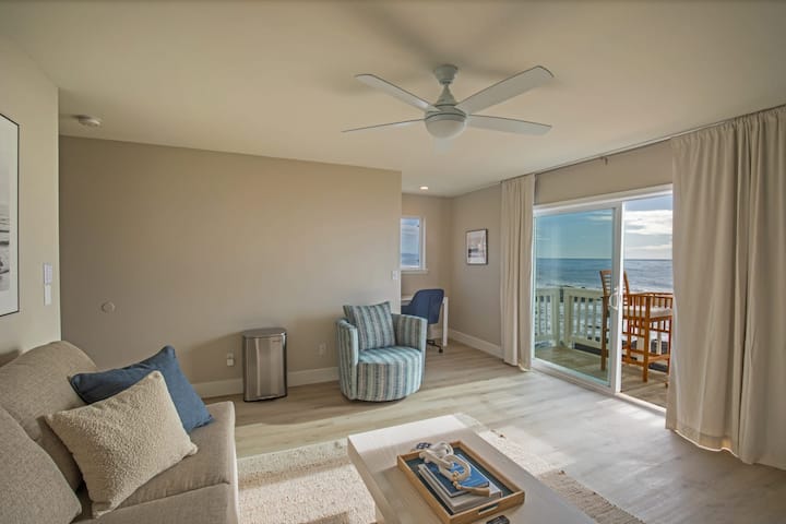 Oceanfront Mini Suite | King | Jacuzzi - Shelter Cove, CA