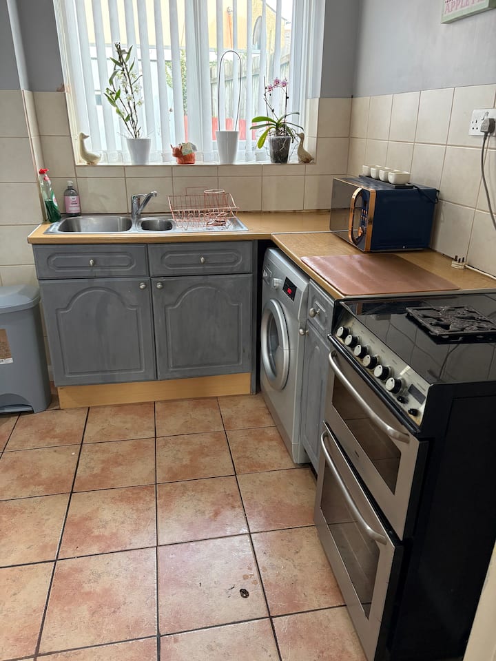 Great Location, Full House. - Cardiff