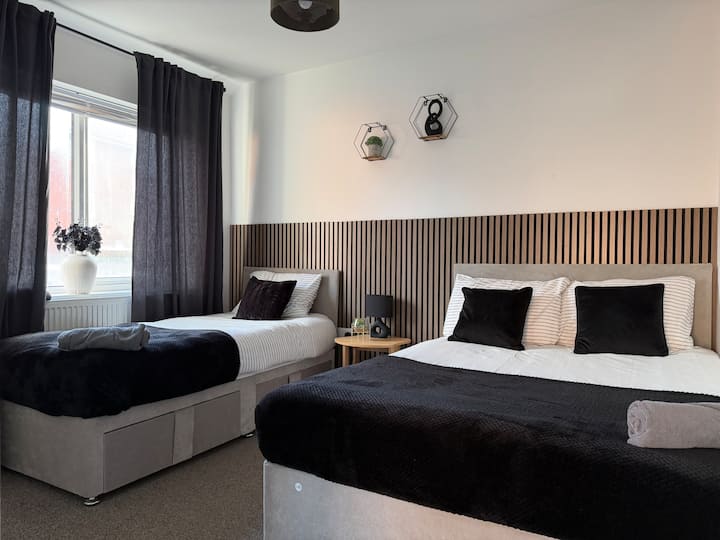 Modern 10 Guest Getaway - Large Kitchen & Lounge - Leeds