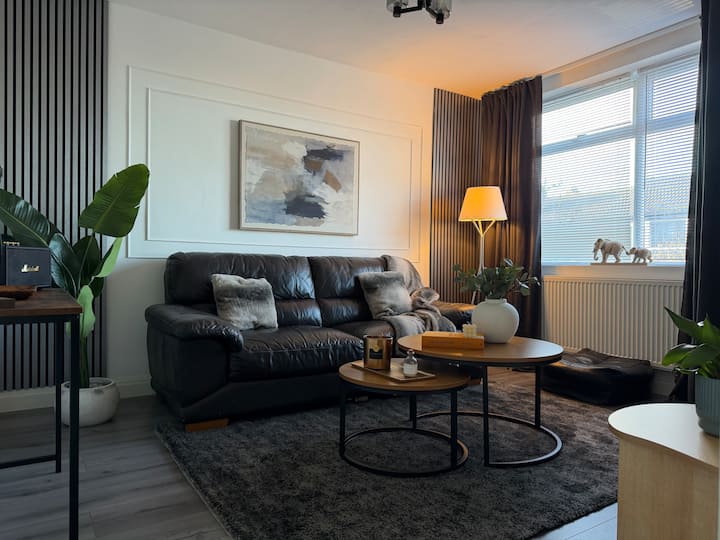 Modern 8 Guest Getaway - Large Kitchen & Lounge - Leeds Bradford Airport (LBA)