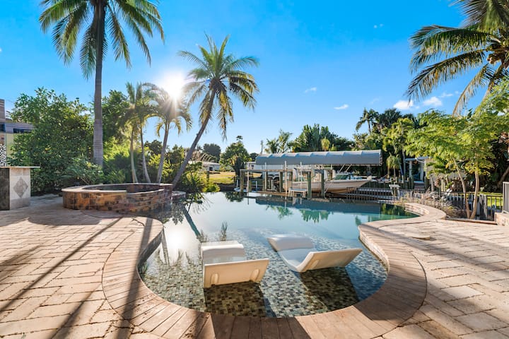 Waterfront Luxury: Pool/tub, Dock, Outdoor Kitchen - Fort Myers, FL