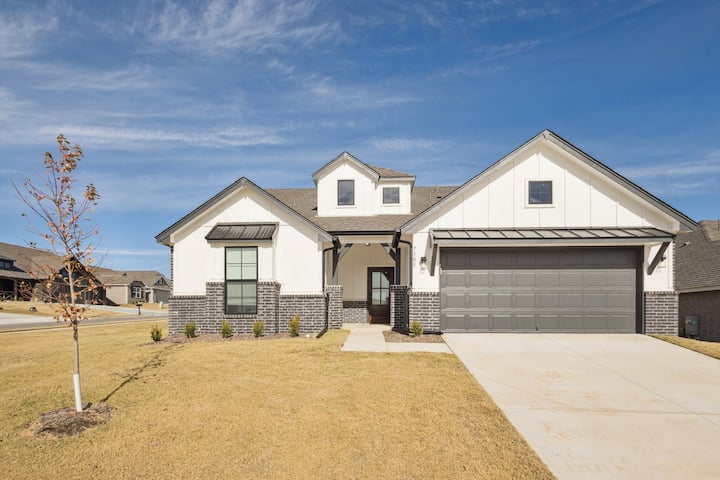 Owasso Home Away From Home - 15 Min Downtown Tul - Owasso, OK