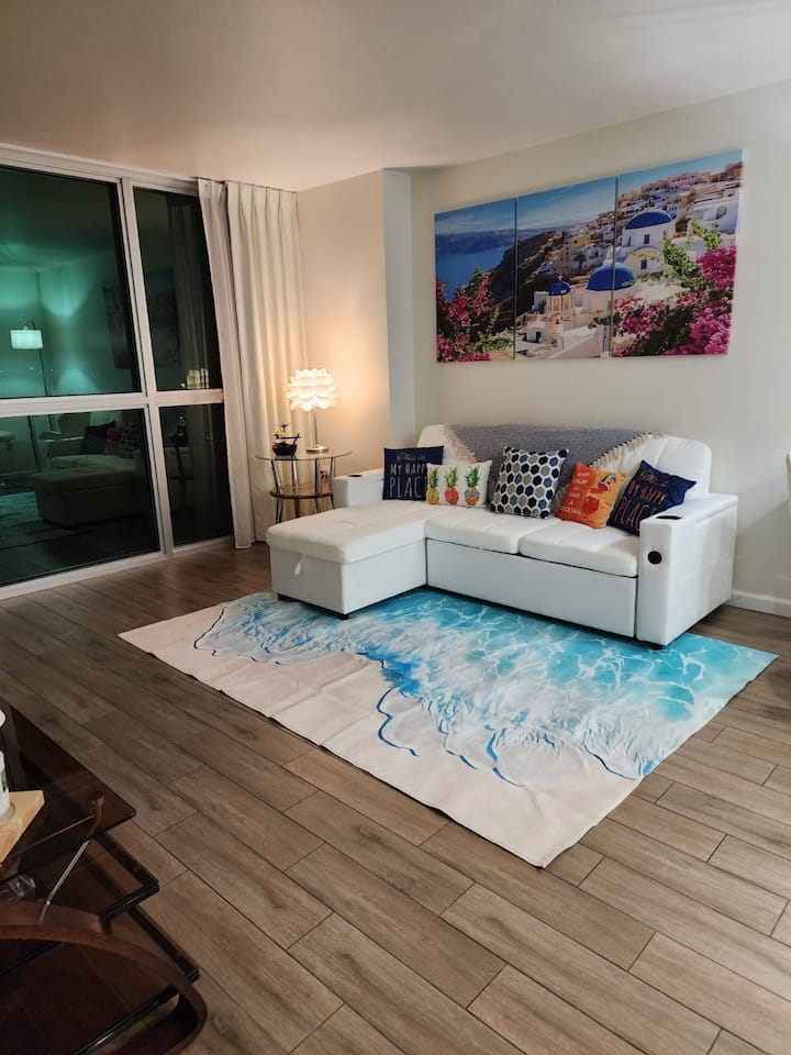 Serene Riverfront Condo/pool, Spa, Downtown Access - Fort Myers, FL
