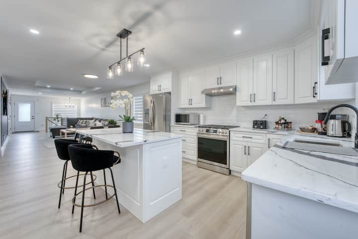 3 Br • 2 Ba • Brand New Modern Home • Sleeps 8 - Windsor, ON, Canada