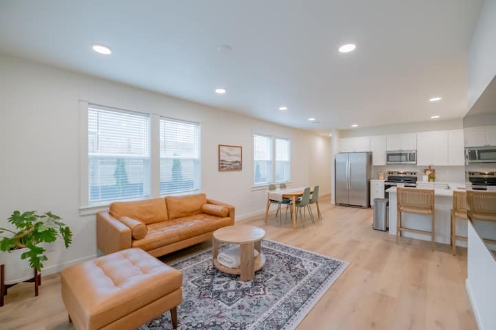 Modern 3br • Fenced Yard • King Suite - Albany, OR