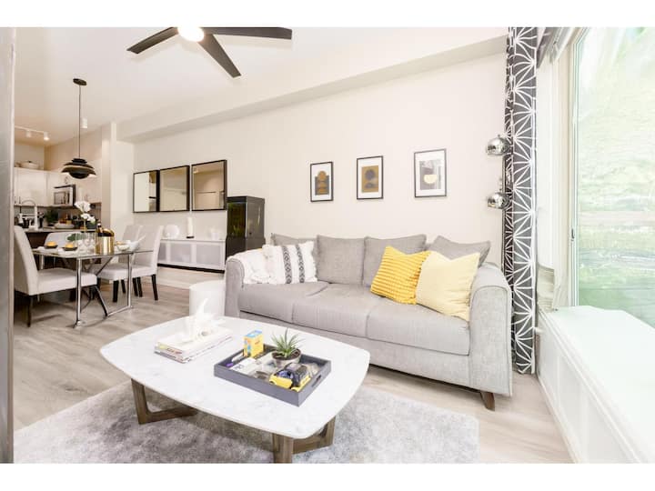 City Oasis! 1 Bedroom Condo With Parking @ Sfu/smh - New Westminster