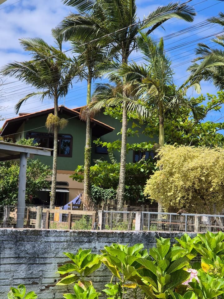 Casa Com Pátio Muito Bem Arborizado - Garopaba