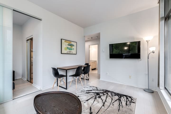 Bright & Clean Downtown Condo With Huge Windows - Vancouver Aquarium