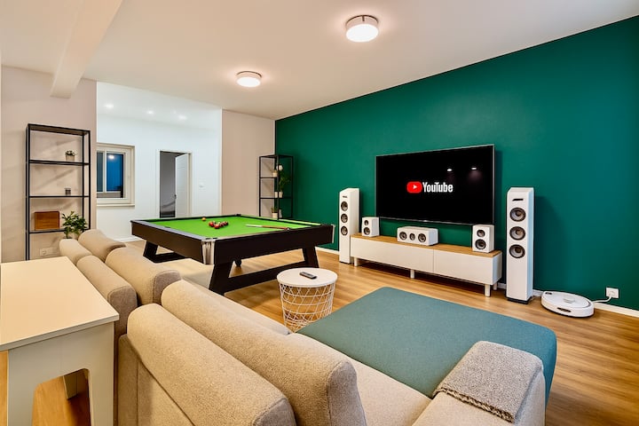 Adm Elegant Gem | Free Garage Parking, Pool Table - Bratislava