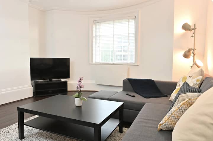 Large Modern Apartment | Free Secure Parking - ウォーキンガム