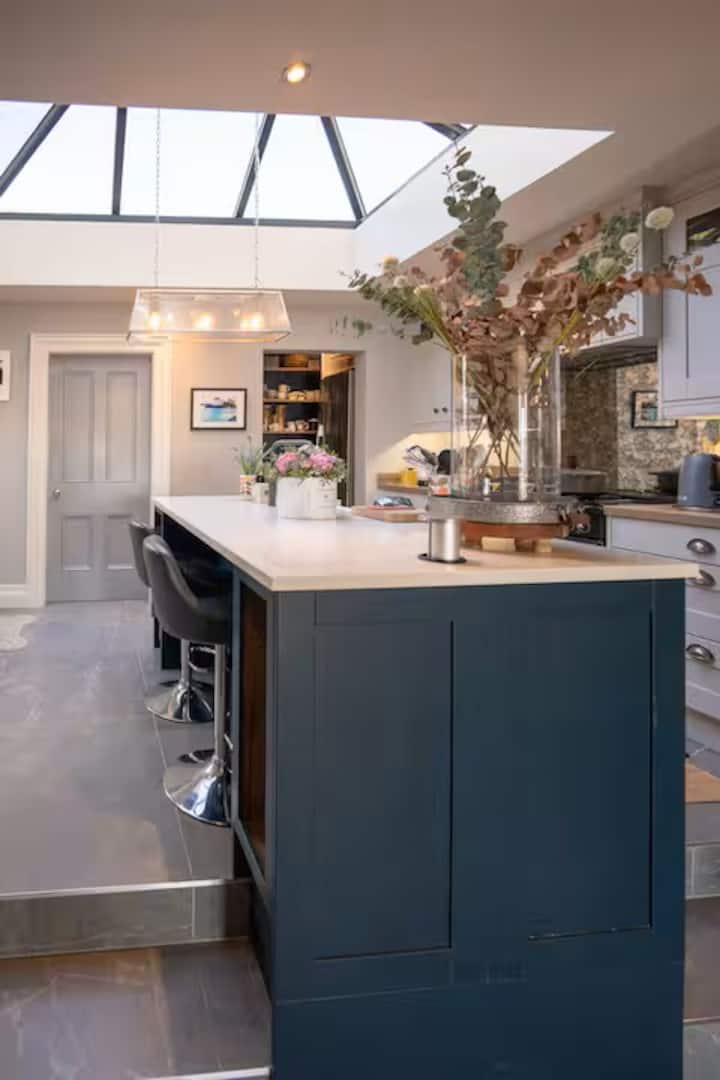 Harbourfront Views • 1 Minute Stroll To The Beach - Portrush