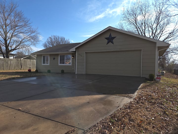 The Highland House/2 King Beds/1 Futon/beautiful/ - Derby, KS