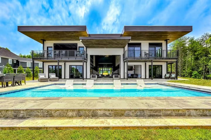Lakefront Luxury Villa W/ Infinity Pool, Swim Spa - Lake Anna, VA