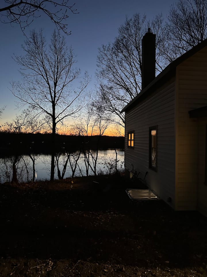 The Cabin Close To Town - 콜론