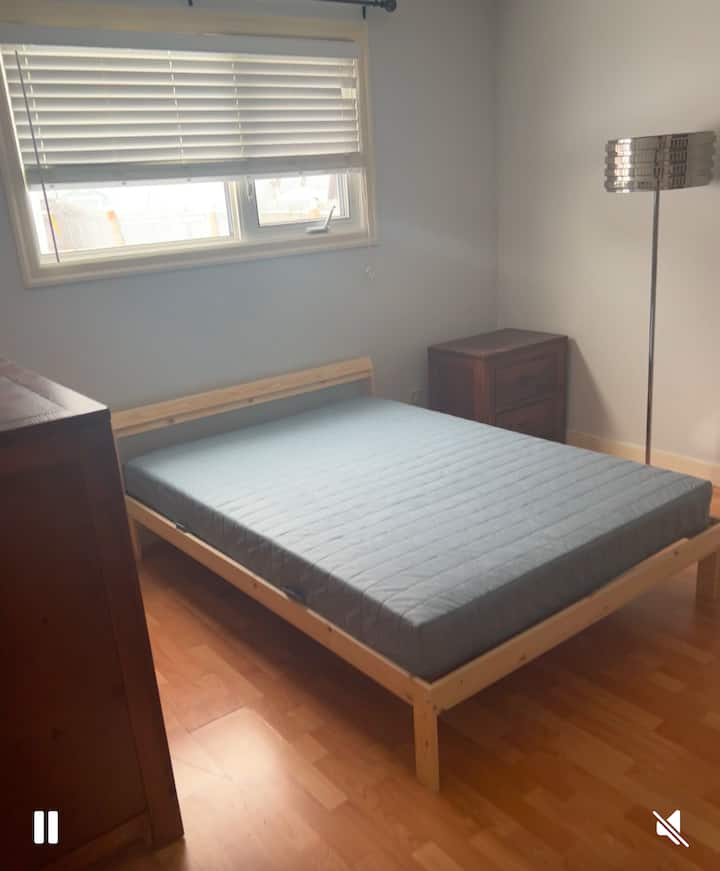 Furnished Room In A Safe Neighborhood - Thompson