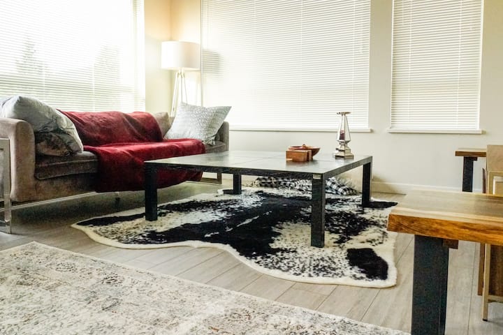 Modern 2-bedroom Retreat With Mountain Views - North Vancouver