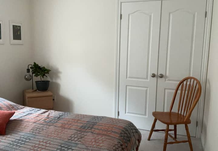 Bright And Spacious Ensuite Bathroom. - Georgina