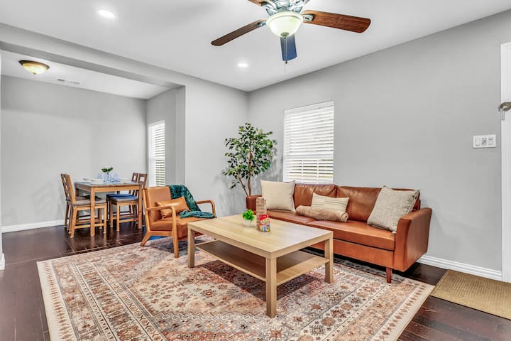 Geneva Gardens Cozy Bungalow - Lancaster, TX