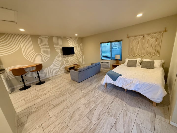 Sunny San Diego Studio With Modern Touches - La Mesa, CA