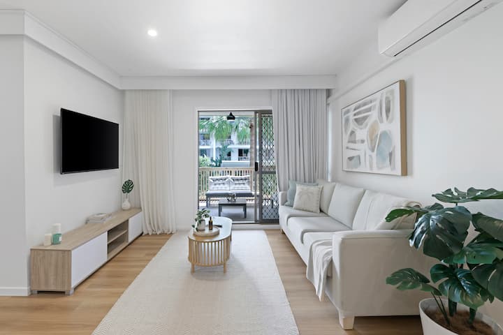 Stylish 2-bed Coastal Escape - 8 Min Walk To Beach - Surfers Paradise