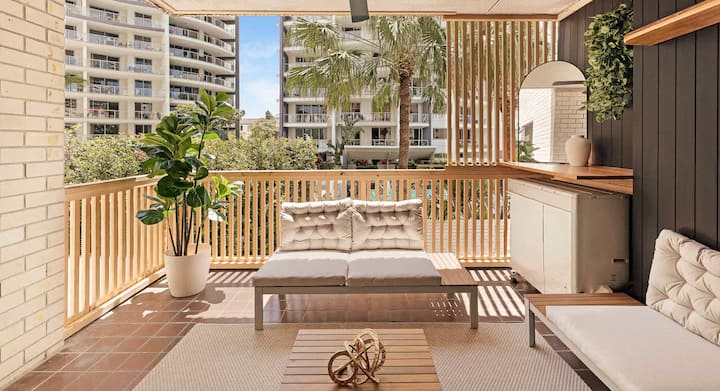Charming Beachside Escape 2br + Parking + Balcony - Surfers Paradise