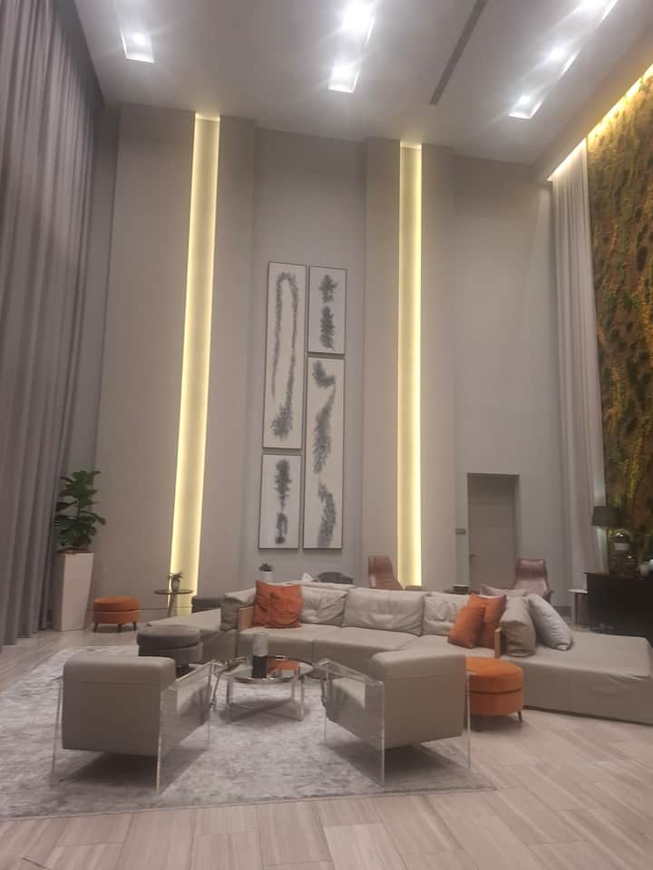 Charming Apt 1b With Ac At Doral - Doral, FL