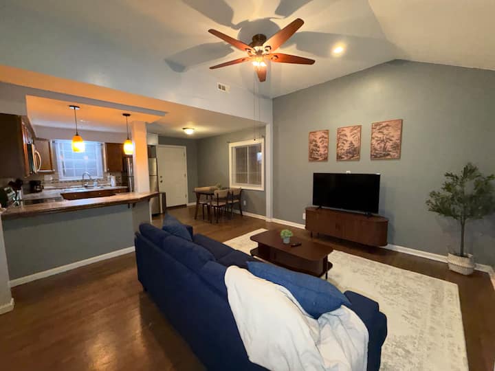 Cozy Two Bedroom Home Near Downtown Olathe - Olathe, KS