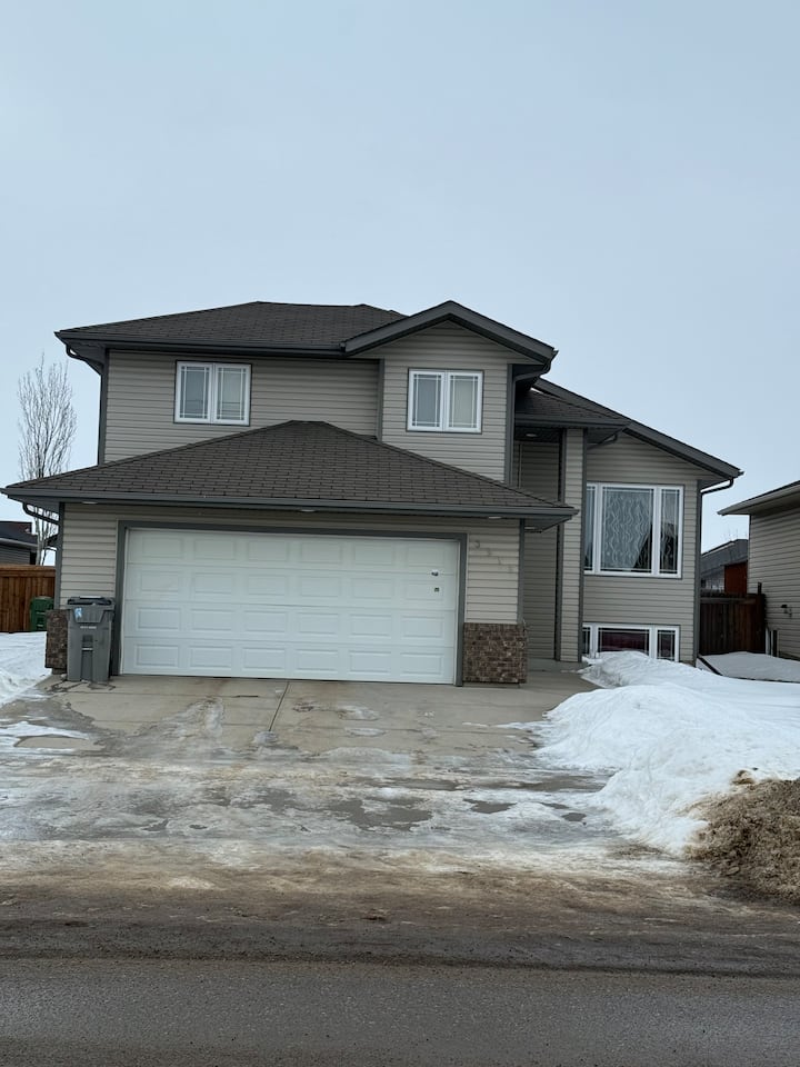 Gans Home - 5 Bedroom Residence - Lloydminster