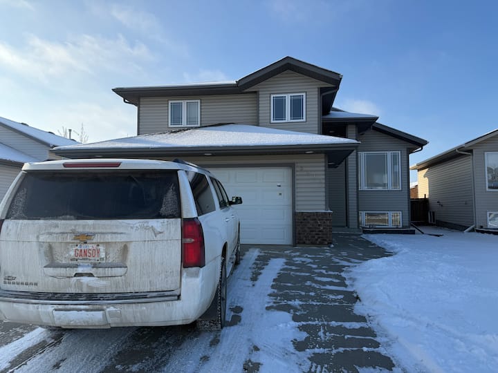 Gans House - 5 Bedroom Stay - Lloydminster