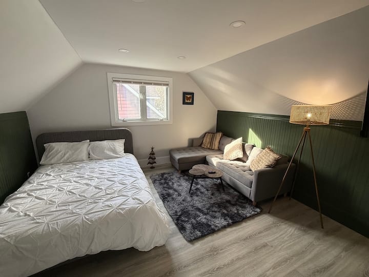 Private Loft • Kitchen • Free Parking • W/d - London, Ontario