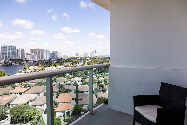 Walk To Beach - Free Parking- Sunny Isles Cozy Apt - Sunny Isles Beach, FL