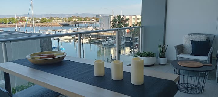 Beautiful 1 Bedroom Apartment With Water Views - Adelaide