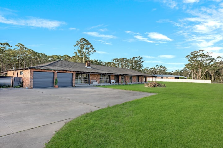 Spacious Retreat Near Nelson Bay - Sleeps 16+ - Raymond Terrace