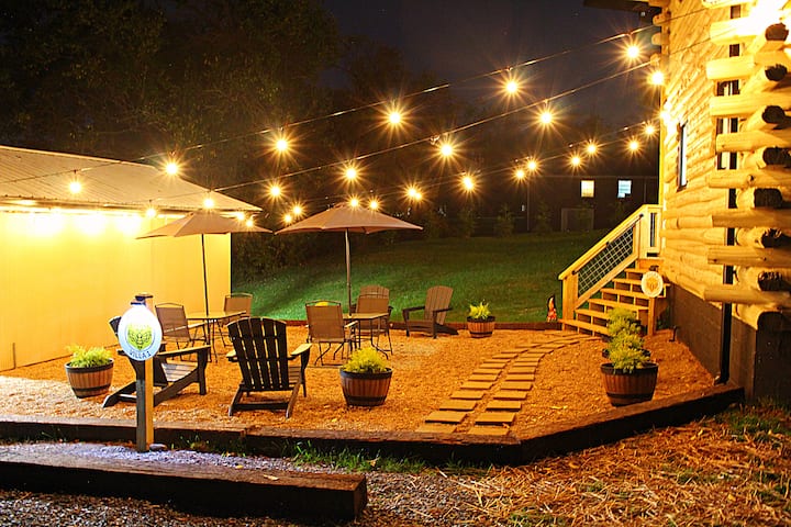 New Luxury Couples Retreat | Bee-theme Log Villa - Abingdon, VA