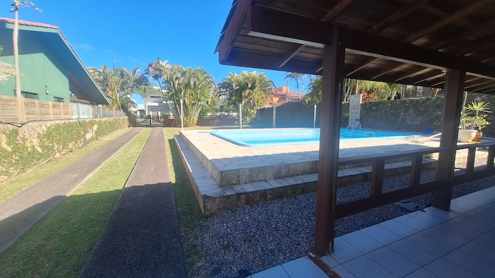 Casa Acolhedora Com Piscina/ Redes/churrasqueira. - Florianópolis