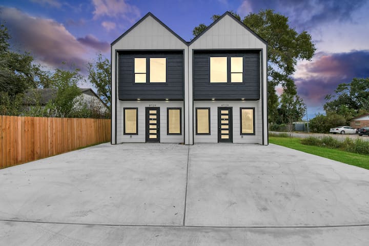 Sleeps 14 | Luxury Retreat | New Build Home - Houston