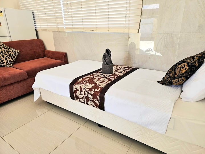 1br Apartment W/ Full Kitchen + Pool & Parking - Broken Hill