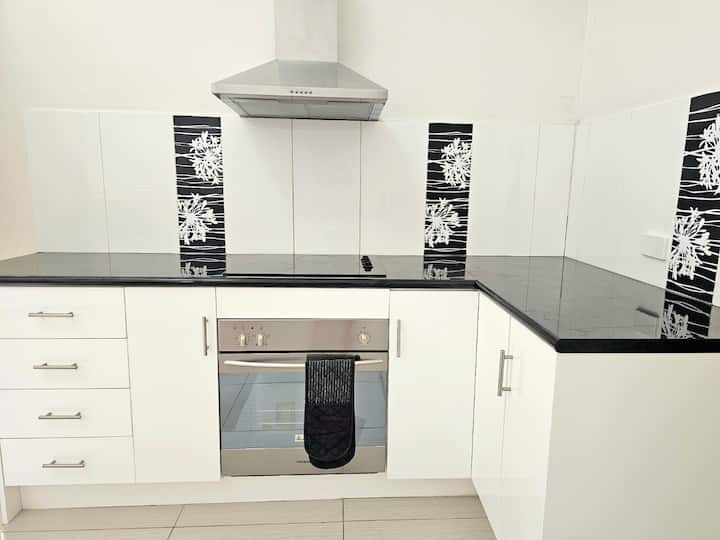 1br Apartment W/ Full Kitchen + Pool & Parking - Broken Hill