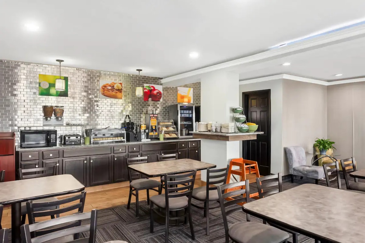 Econo Lodge Waynesboro - Skyline Drive - Hotels for Rent in Waynesboro ...