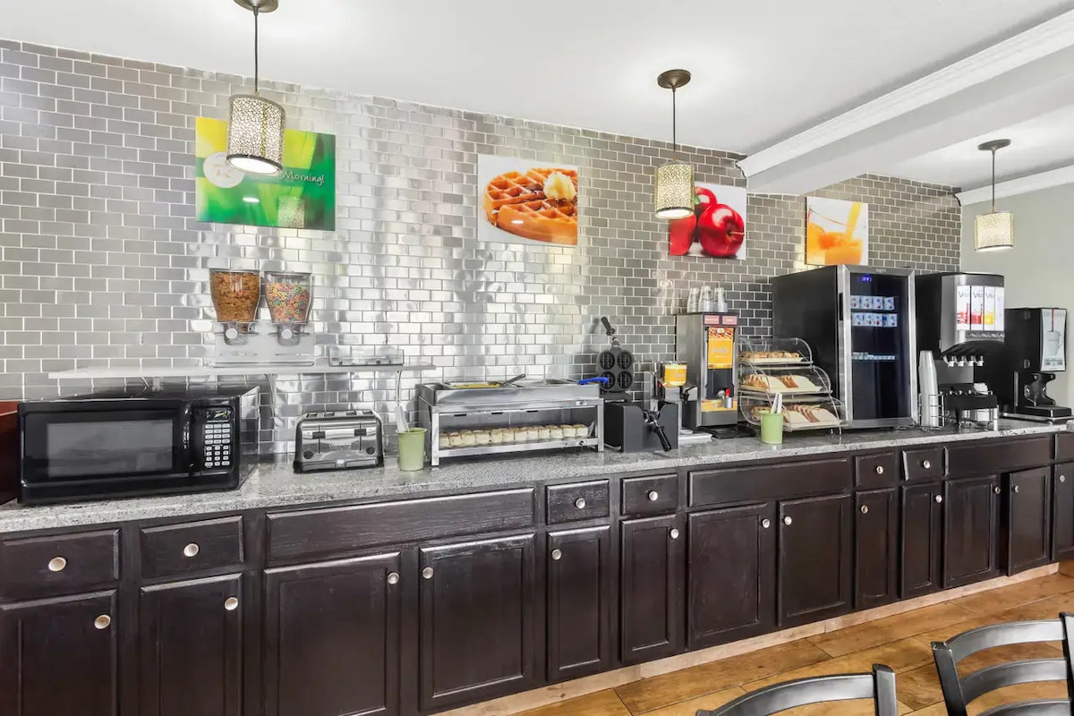 Econo Lodge Waynesboro - Skyline Drive - Hotels for Rent in Waynesboro ...