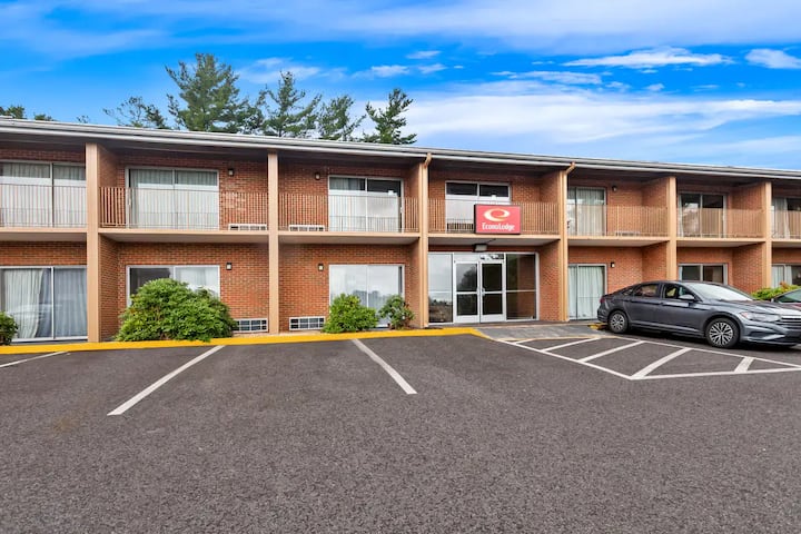 Econo Lodge Waynesboro - Skyline Drive - Waynesboro, VA