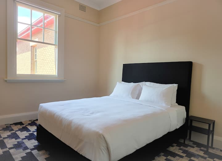 Riverview Hotel Queen Room (Shared Bathroom) - Sydney