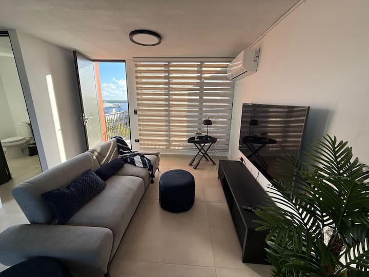 Laguna Breeze: Modern Lagoon-view Escape - San Juan