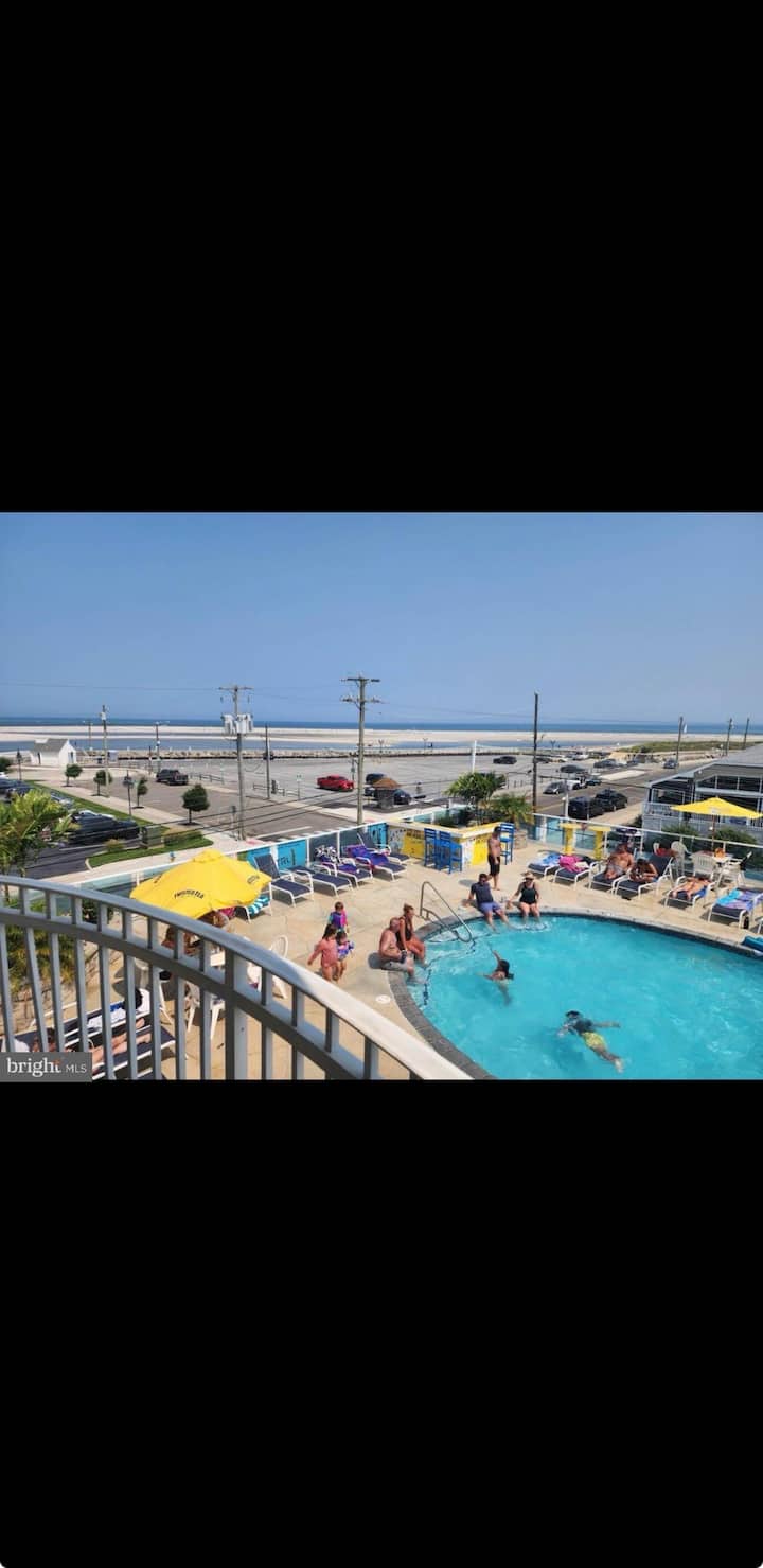 Beach, 13+ Bars & Restaurants, Pool! - Avalon, NJ