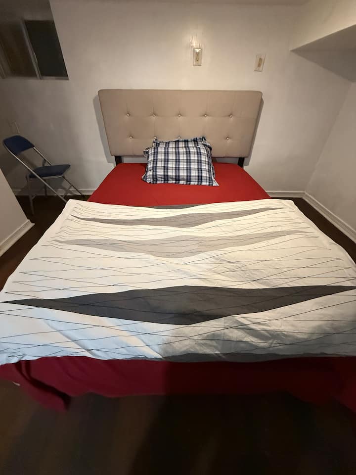 Downtown Basement Room With Attached Bathroom - Hamilton