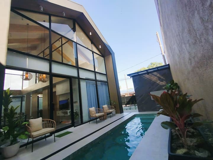 A-frame House "The High Loft" (Near Naia Airport) - Parañaque