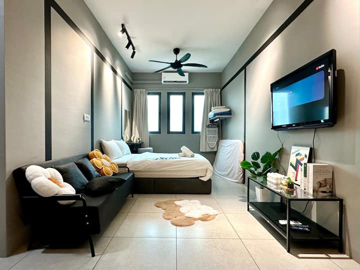 (New)monochrome Studio | 3 Guests | Meritus @Perai - Bukit Mertajam
